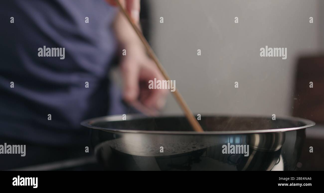 Something cooking in the kitchen hi-res stock photography and images ...