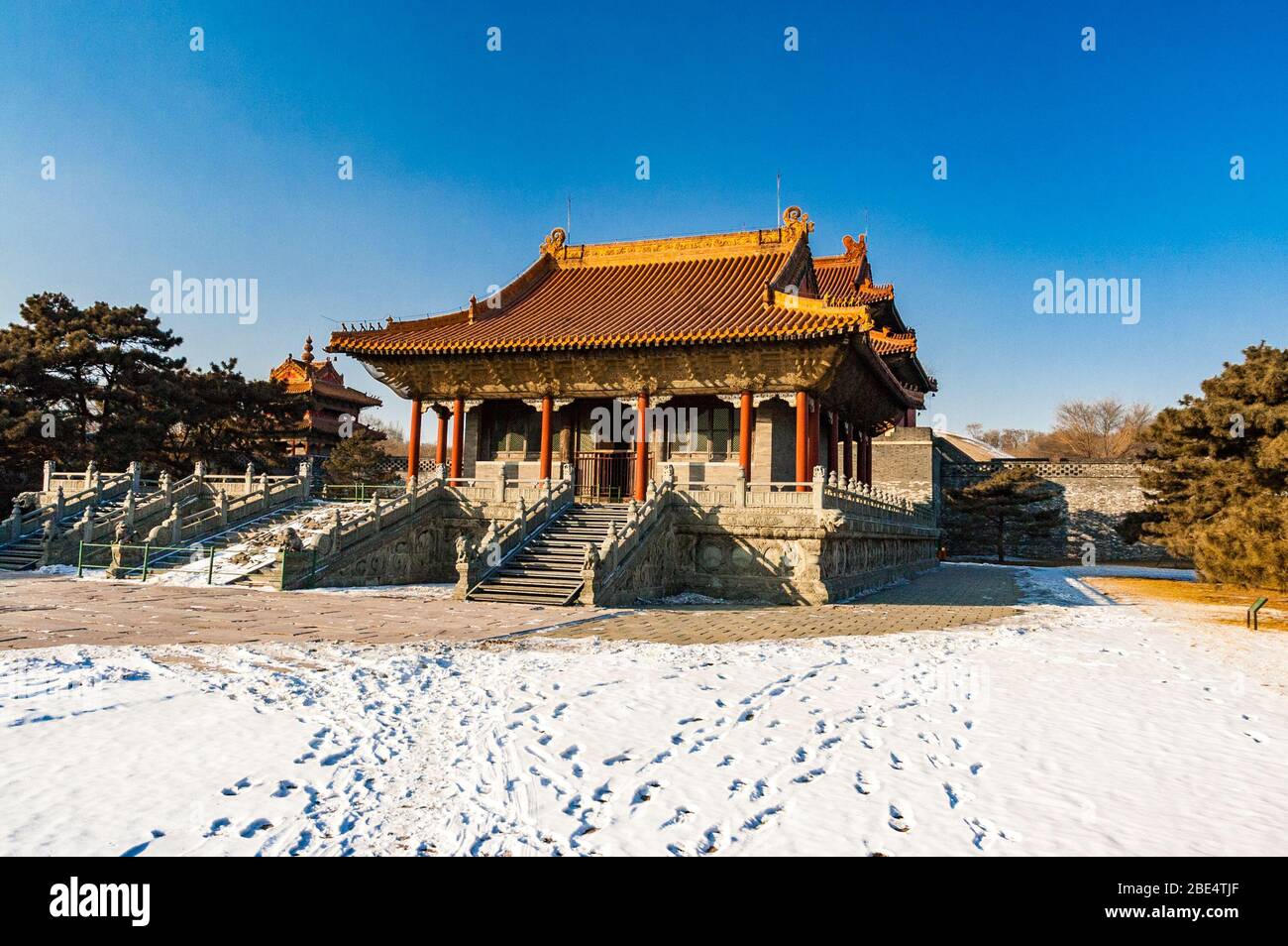 The tomb wall with the tomb mound directly behind the building. Beiling ...