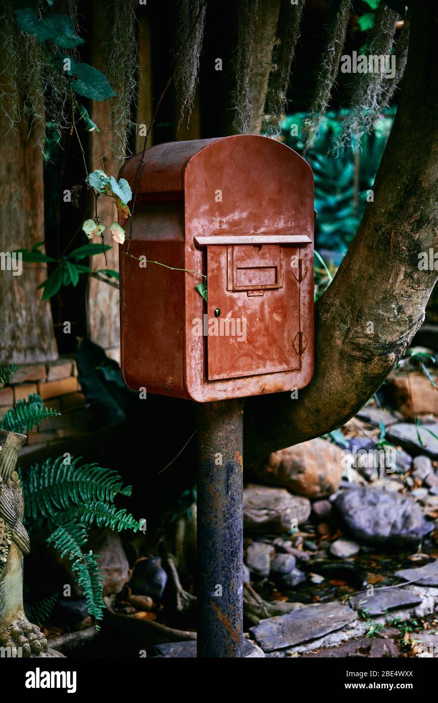 Classic postbox hi-res stock photography and images - Alamy