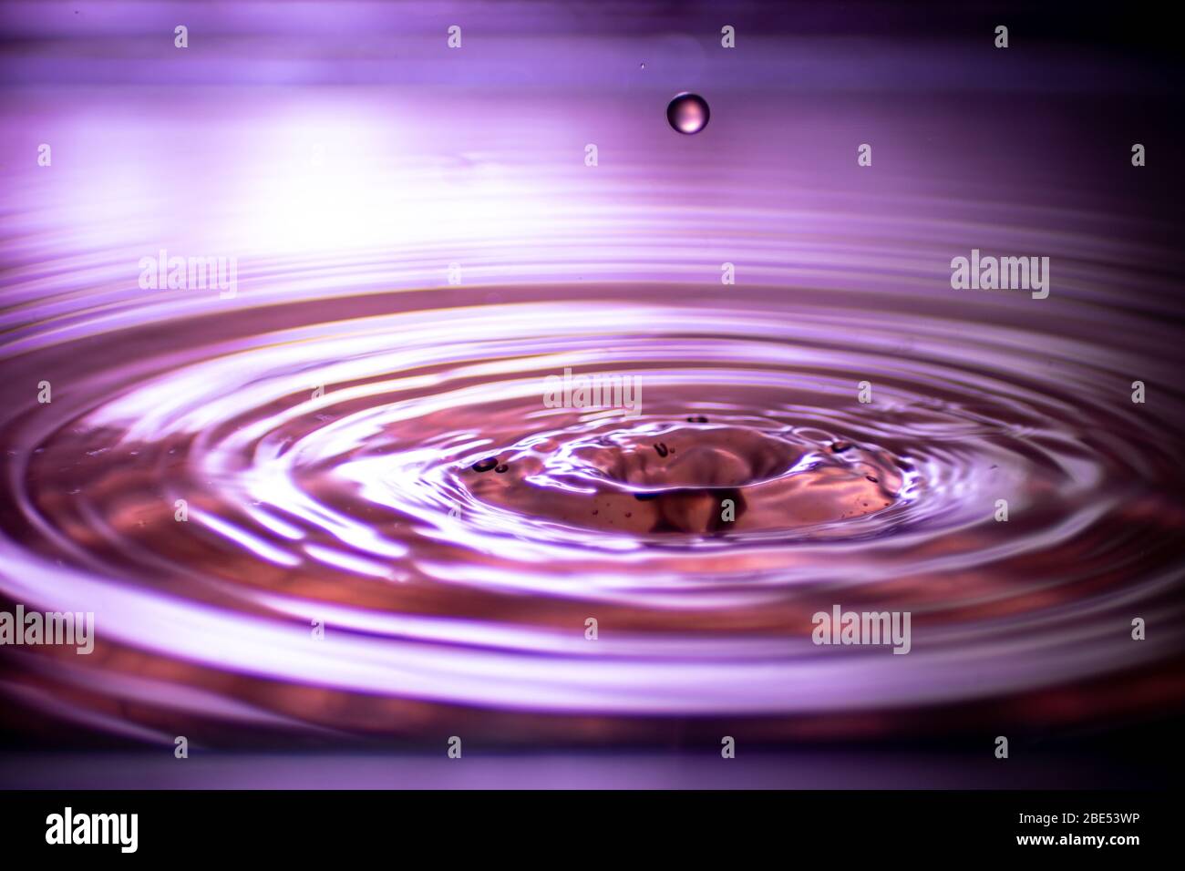 purple splash in to the water Stock Photo - Alamy