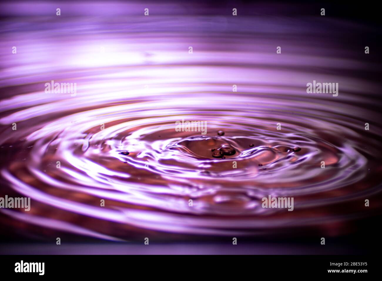 purple splash in to the water Stock Photo - Alamy