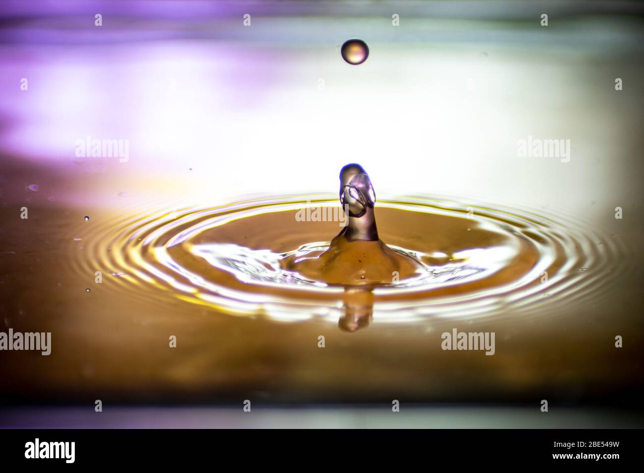 purple splash in to the water Stock Photo - Alamy