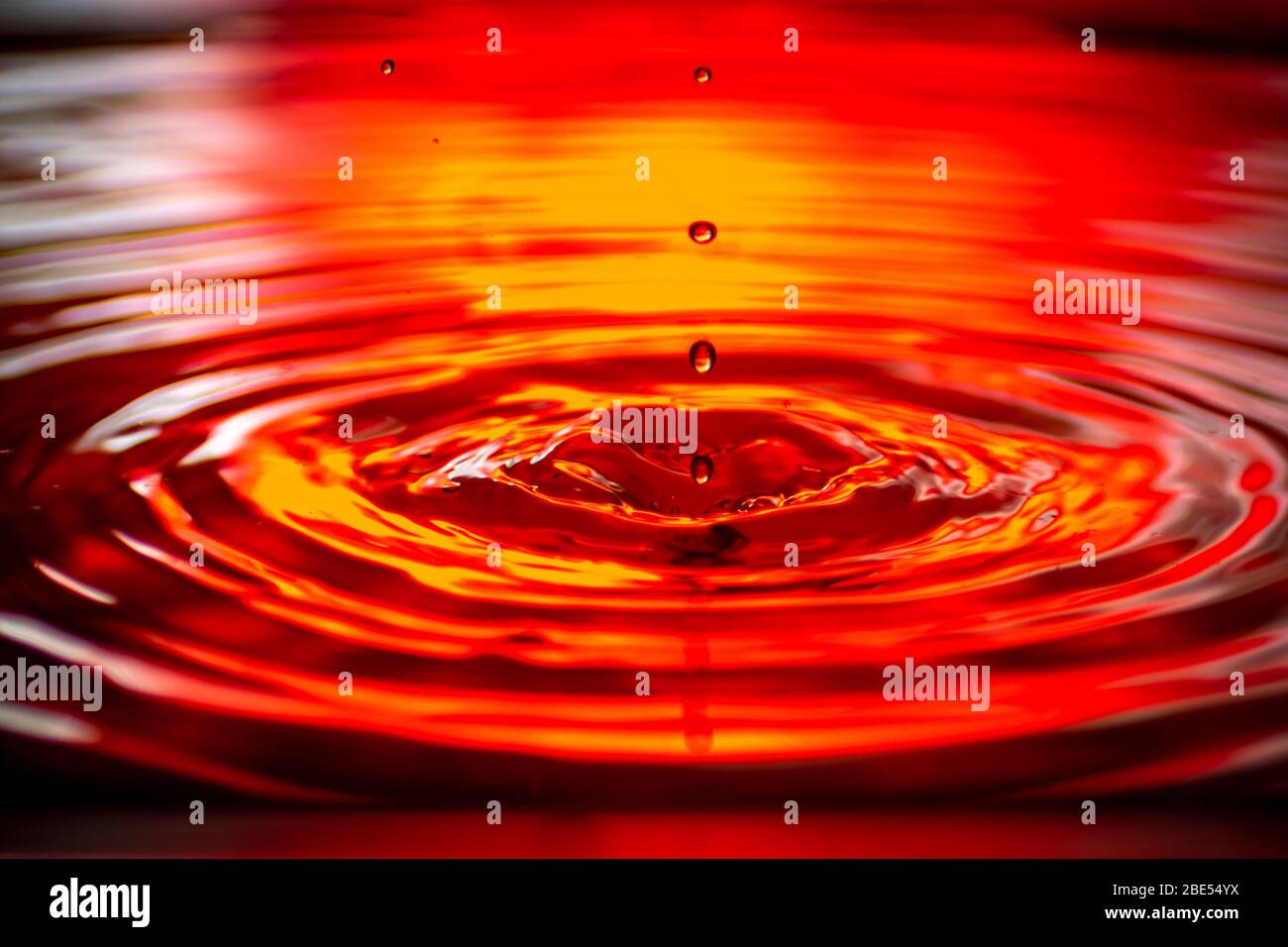 purple splash in to the water Stock Photo - Alamy