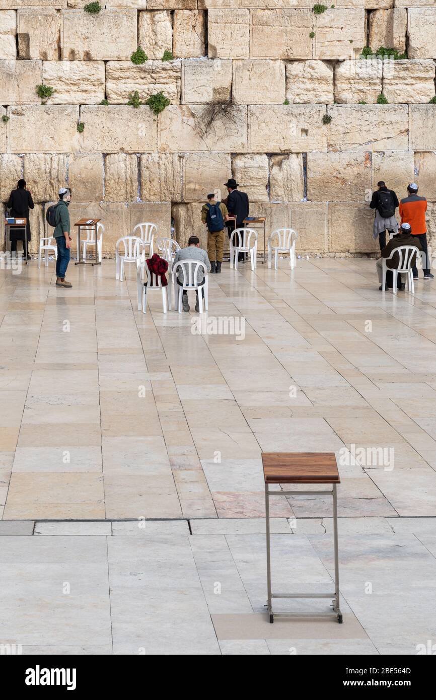 People praying and grieving at the Western Wall in Jerusalem Stock ...
