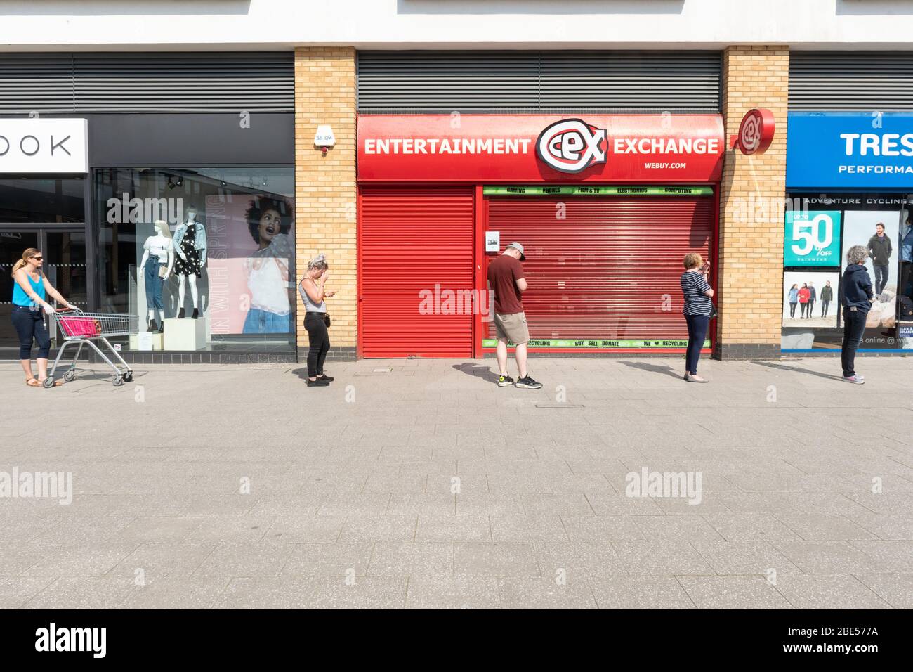 Supermarket queue hi-res stock photography and images - Alamy