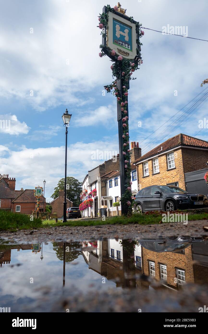 Hand in hand pub wimbledon hi-res stock photography and images - Alamy