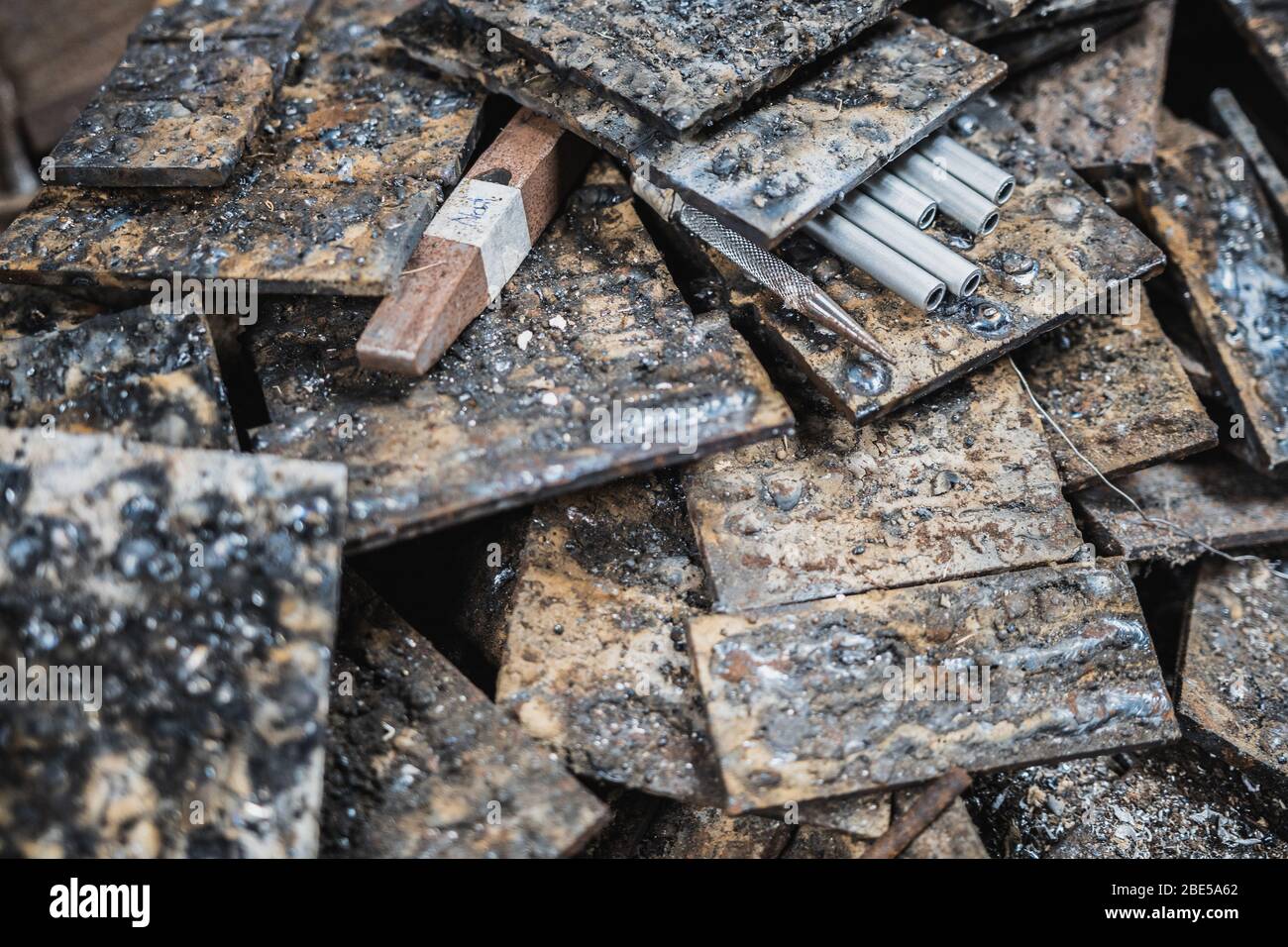 Pile of metal left over from metal workshop Stock Photo - Alamy