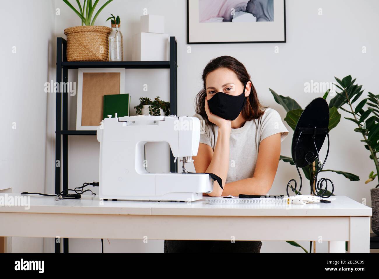 Woman sewed a protective mask out of black fabric and tried on her ...