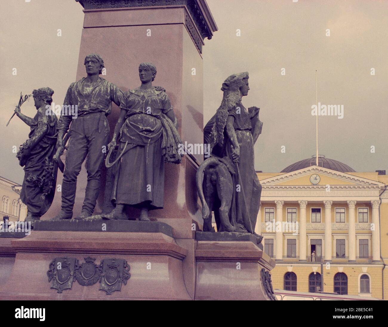 DETALLE MONUMENTO DEDICADO AL ZAR ALEJANDRO II DE RUSIA FRENTE AL ...