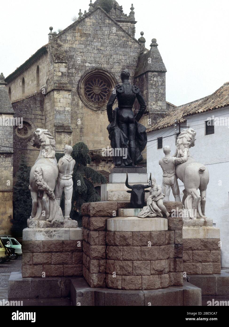 PLAZA DE SANTA MARINA - MONUMENTO A MANOLETE. Location: EXTERIOR ...