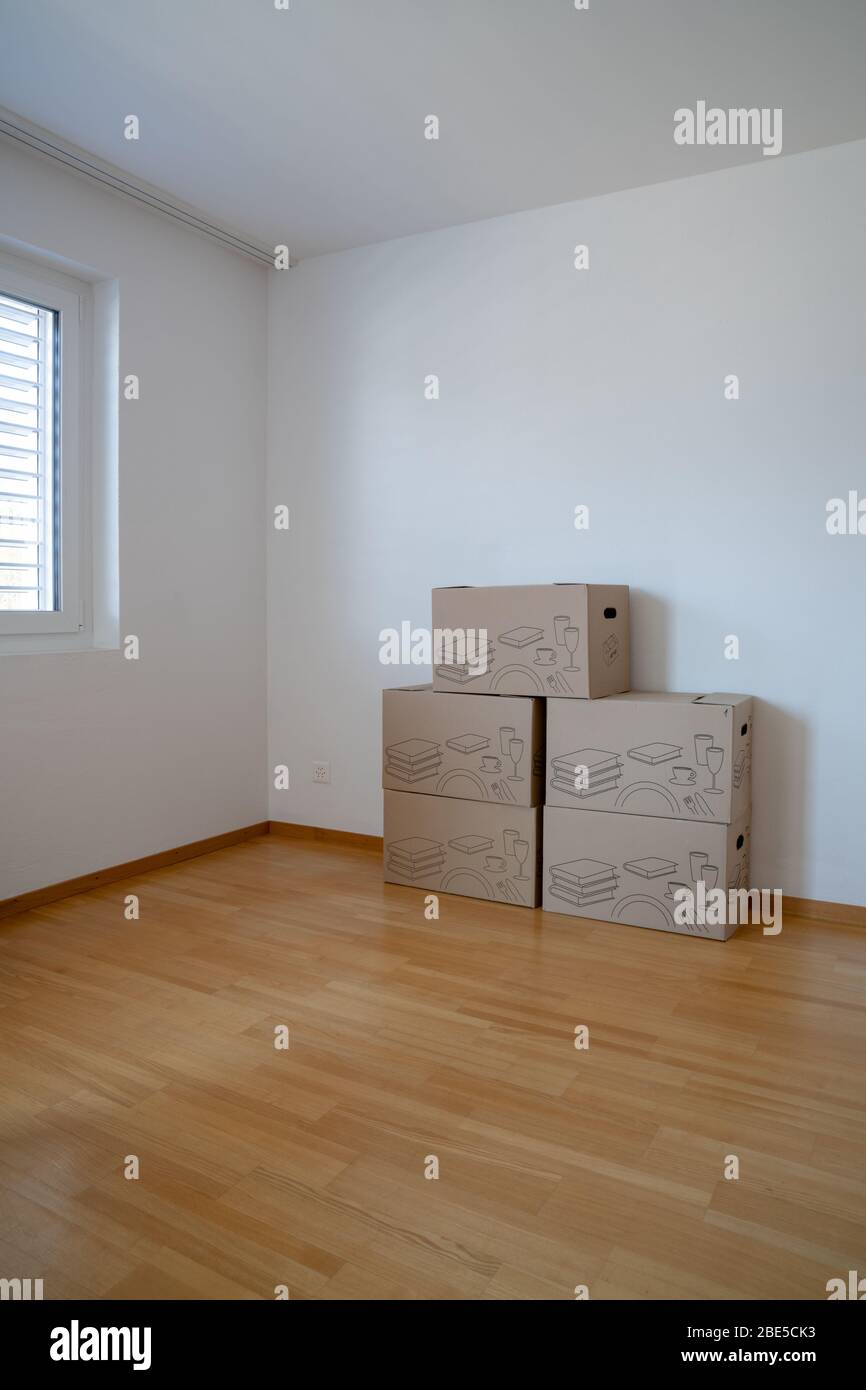 Large cardboard box in room hi-res stock photography and images - Alamy