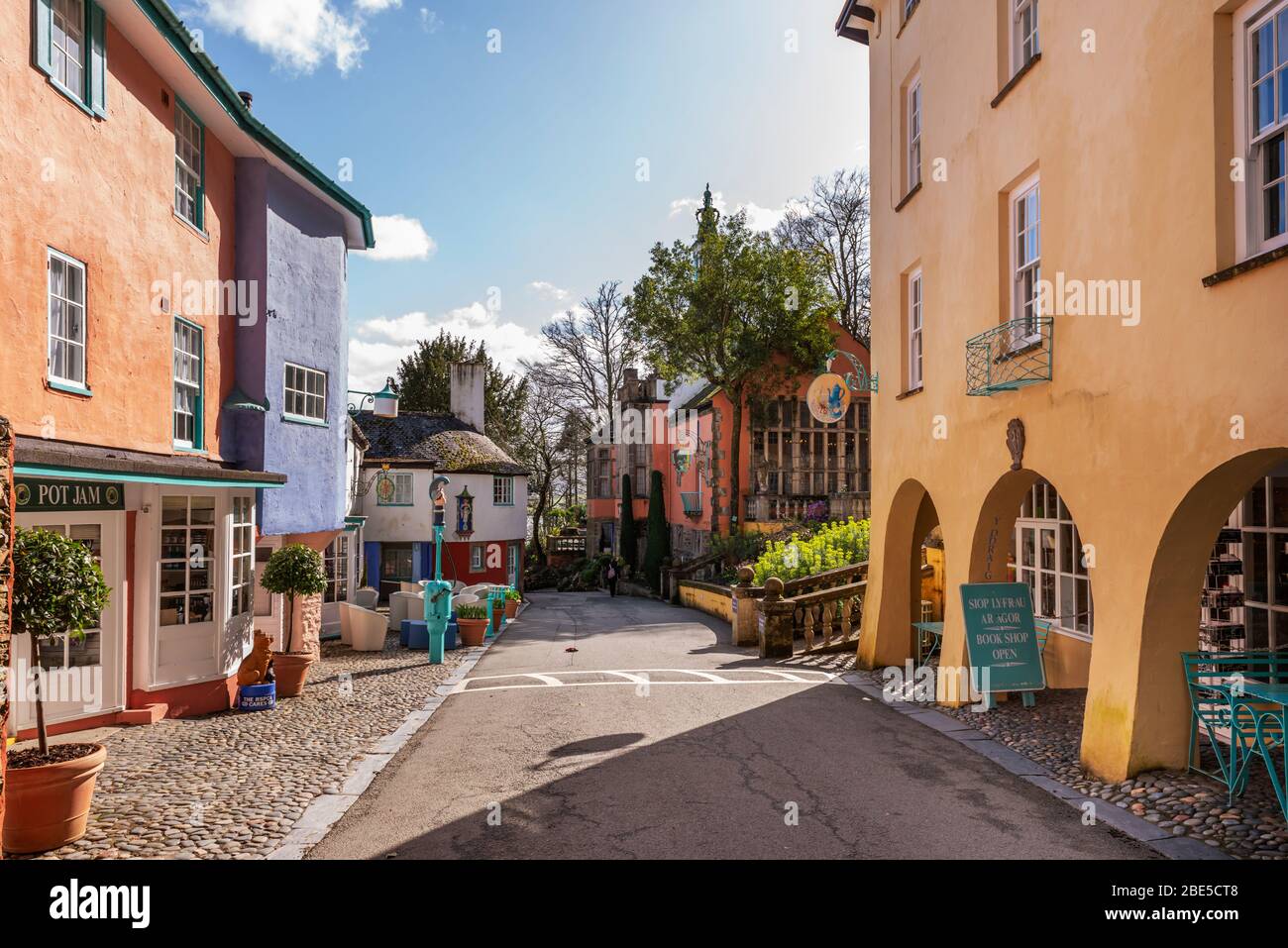 Pretty welsh village hi-res stock photography and images - Alamy