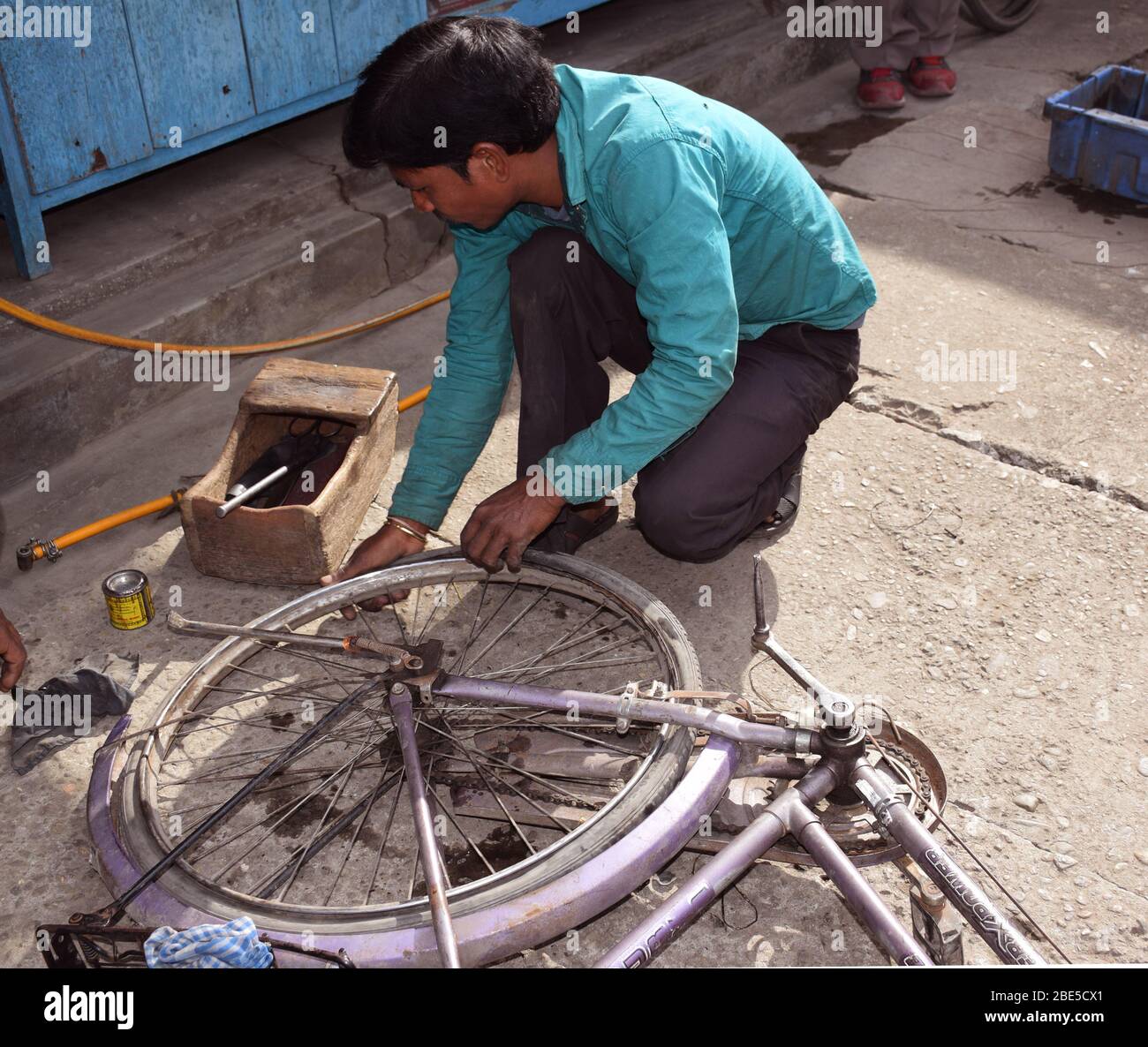 Indian cycle mechanic hi-res stock photography and images - Alamy