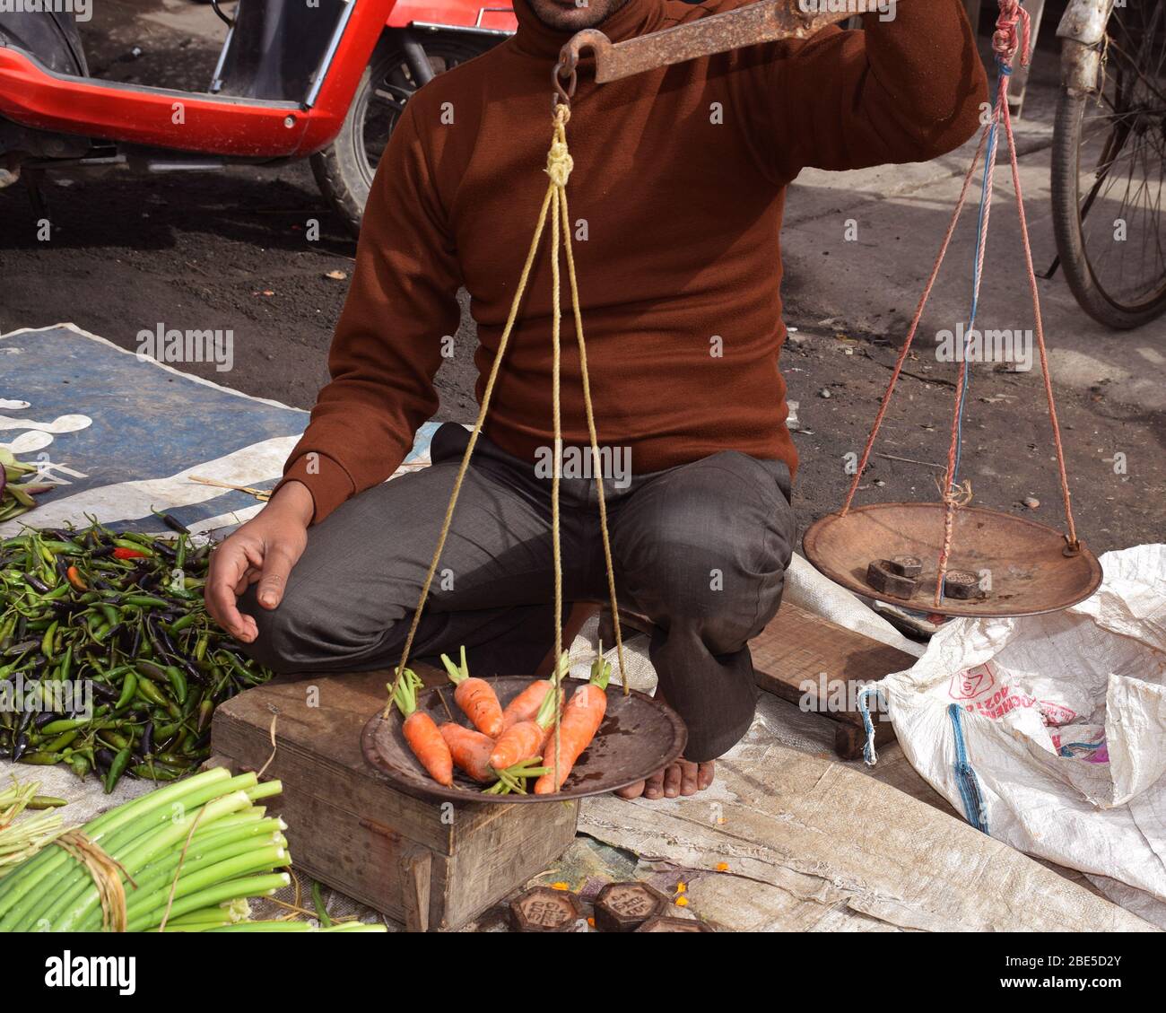 Indian Vegetable Shop or Market - A person weighing vegetables Stock Photo - Alamy
