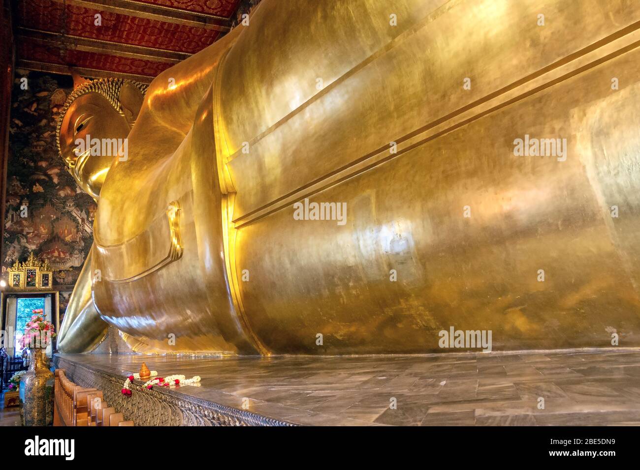 Giant 46 metres long reclining gilded Buddha statue in Wat Pho (Temple of the Reclining Buddha ...