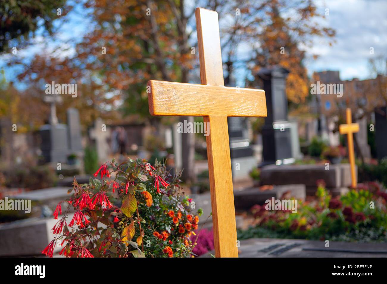 wooden cross on the tomb at graveyard Stock Photo - Alamy