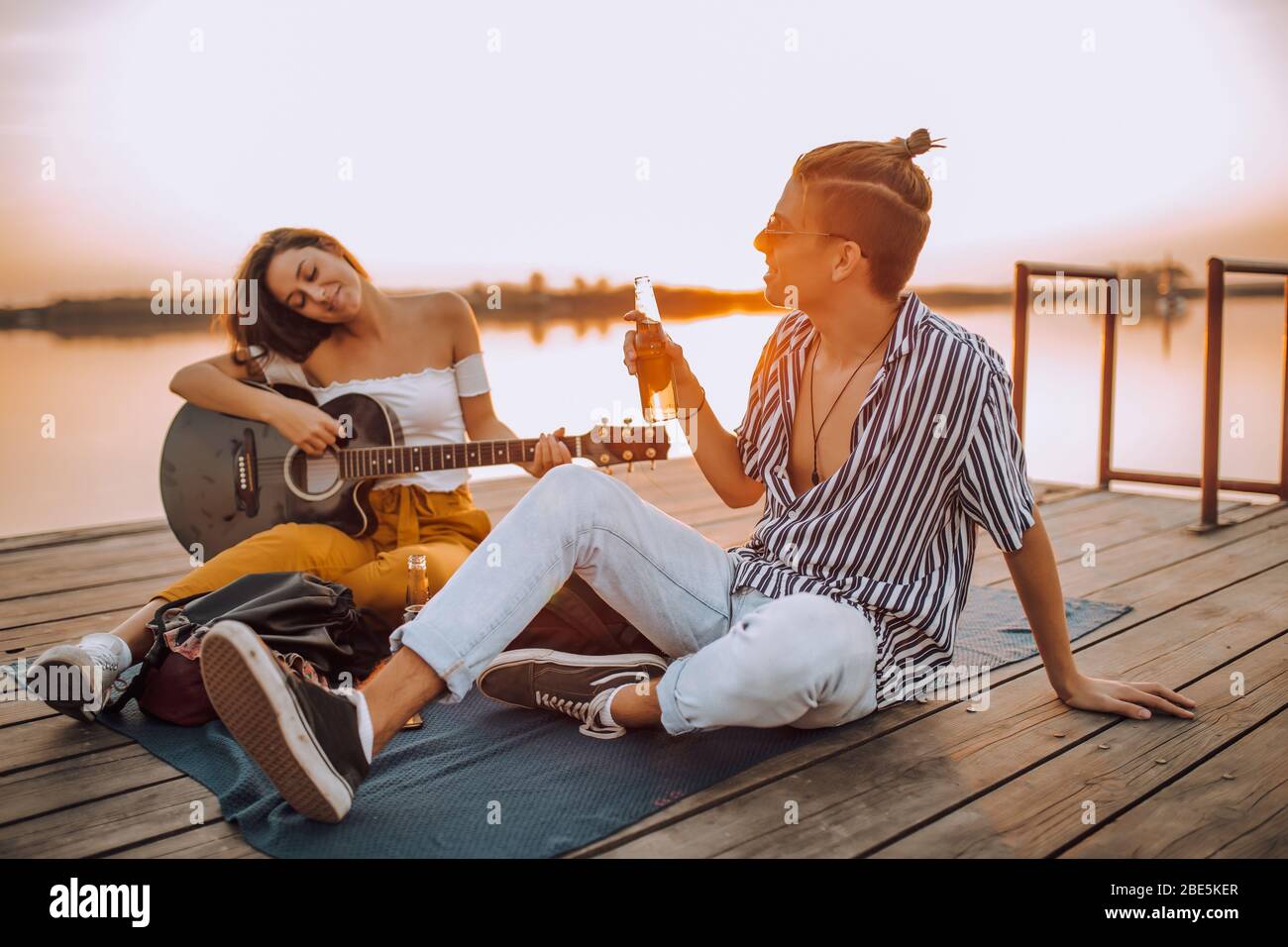 Teens drinking beer hi-res stock photography and images - Alamy