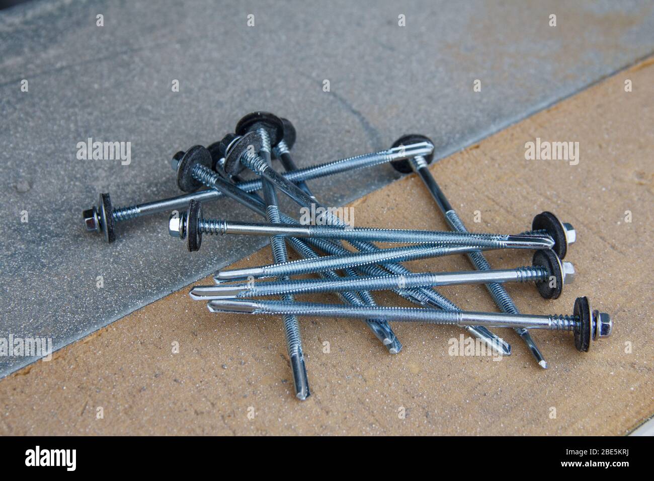 Self tapping screw for fastening sandwich panels. Hardware for ...