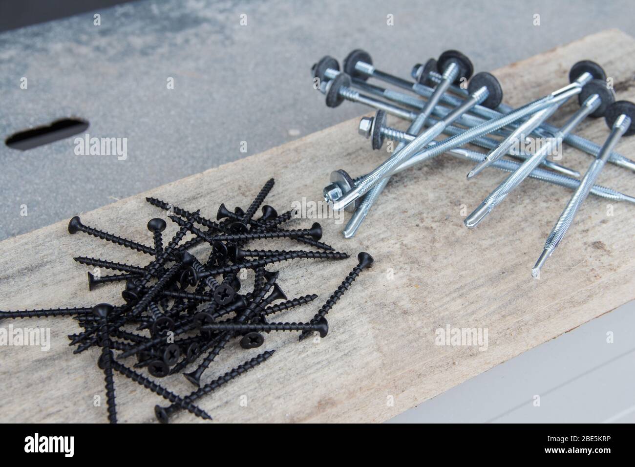 Self tapping screw for fastening sandwich panels. Hardware for ...