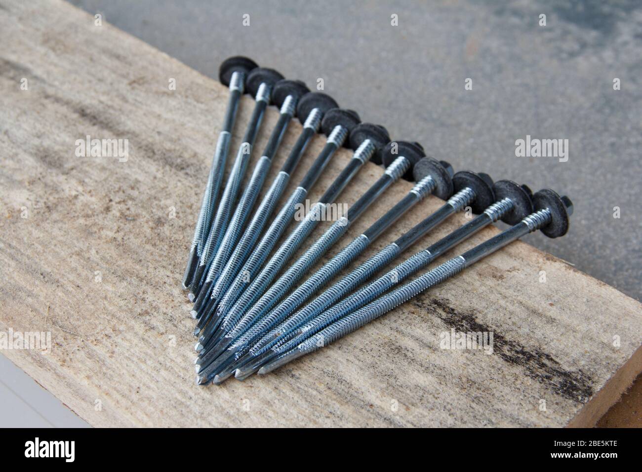 Self tapping screw for fastening sandwich panels. Hardware for ...