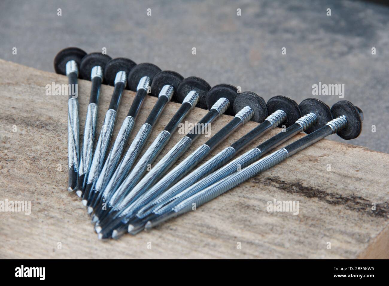 Self tapping screw for fastening sandwich panels. Hardware for ...