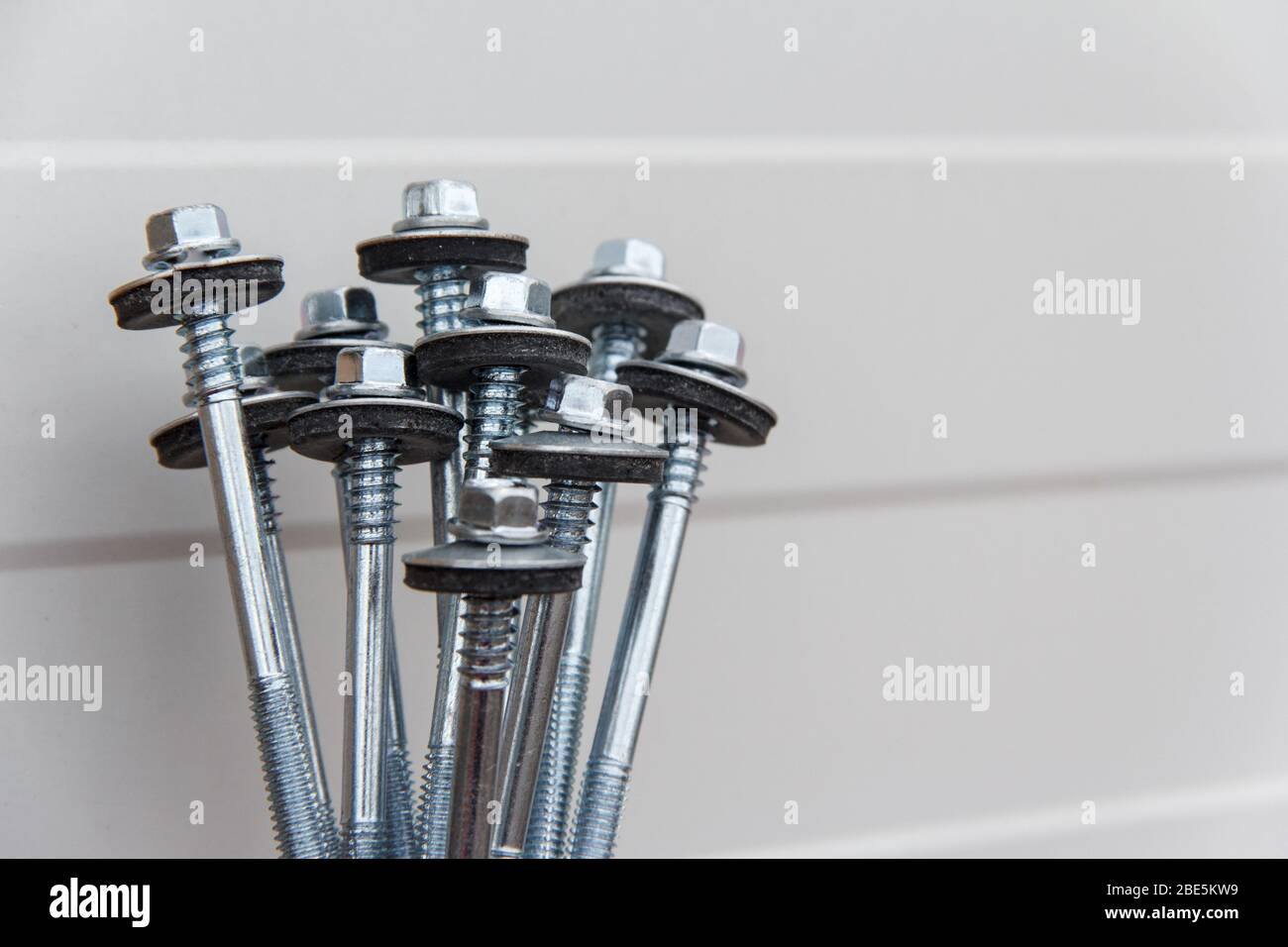 Self tapping screw for fastening sandwich panels. Hardware for ...