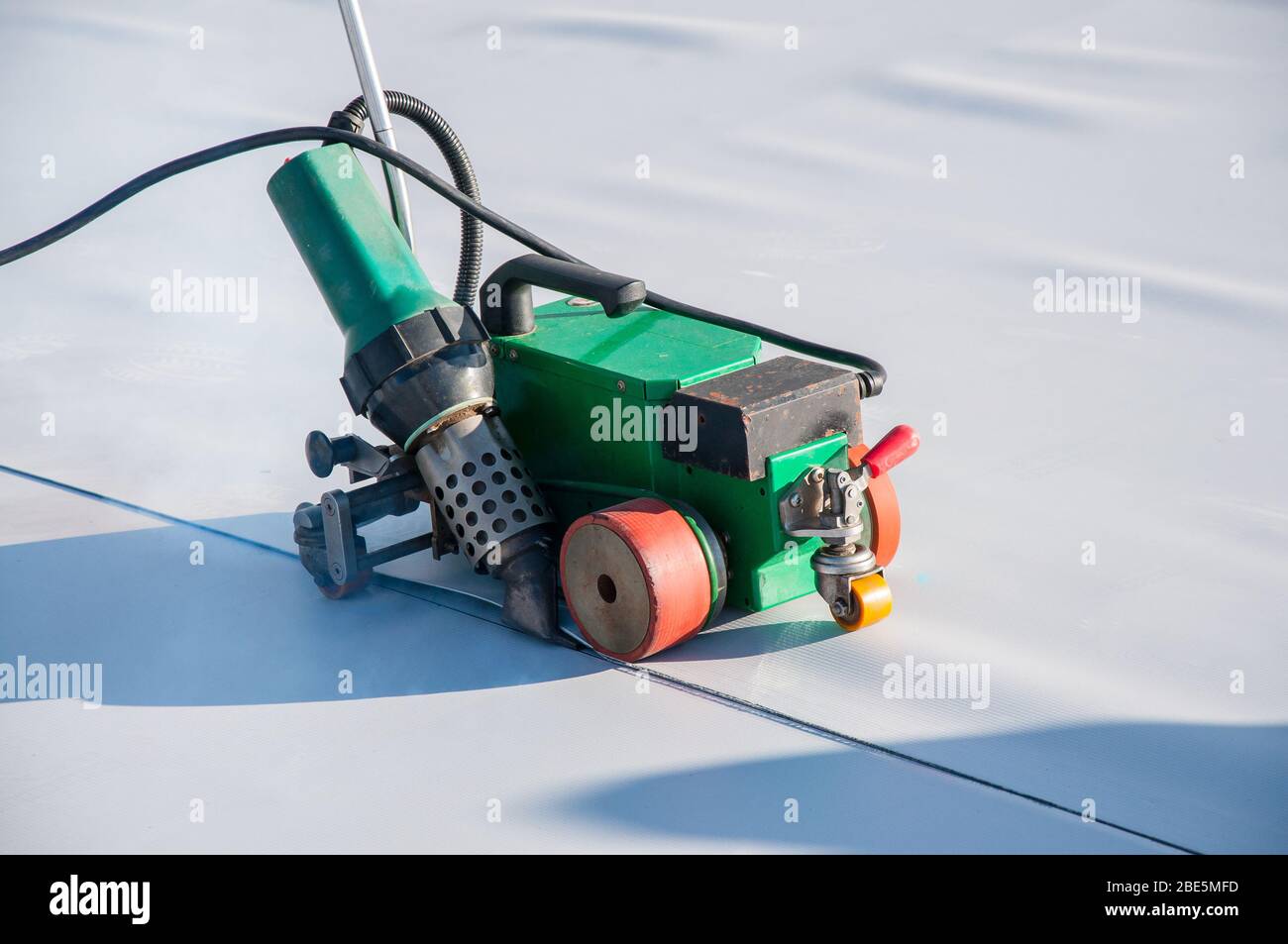 Construction device for installing waterproofing materials on the roof ...