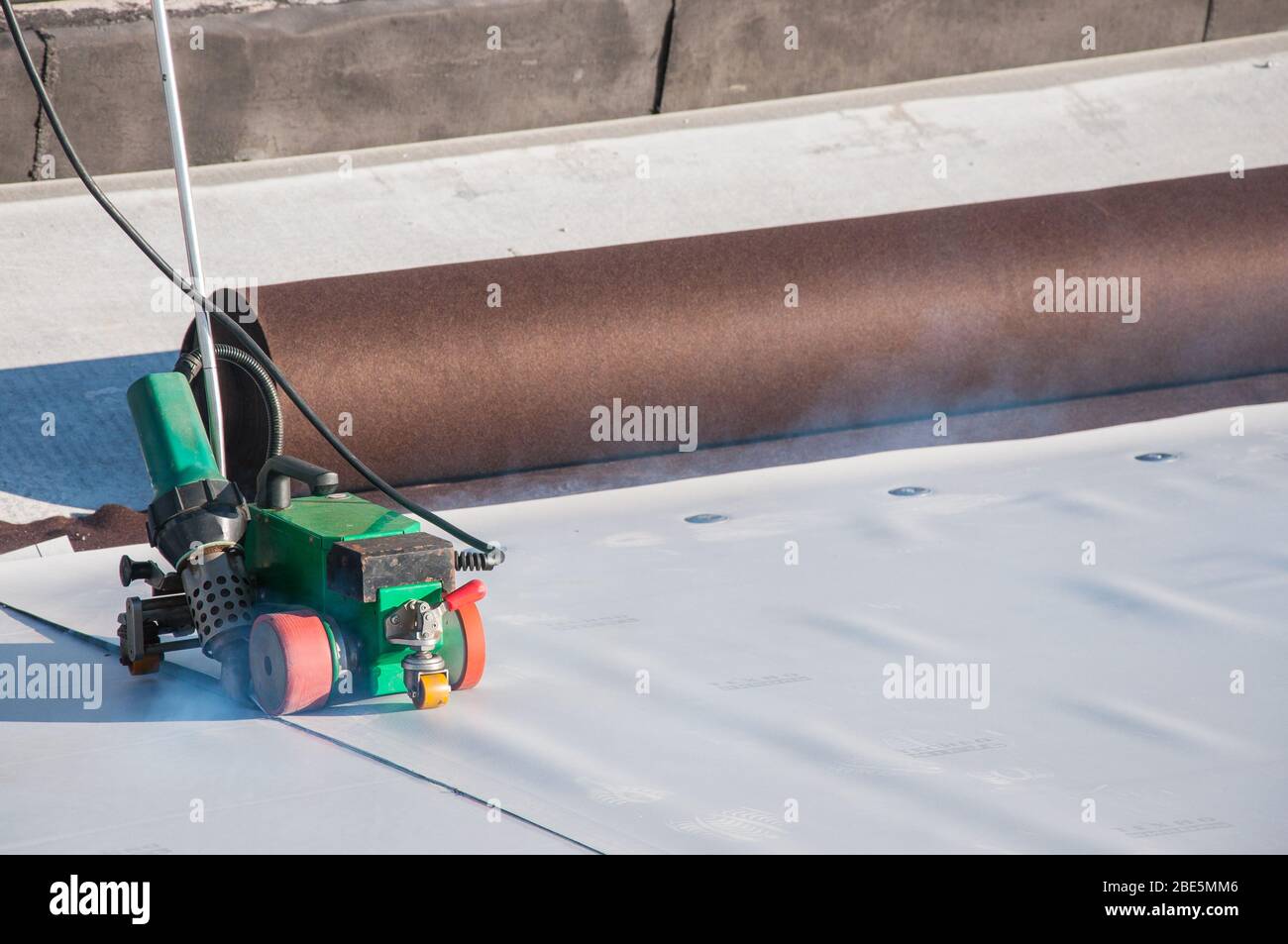Construction device for installing waterproofing materials on the roof ...
