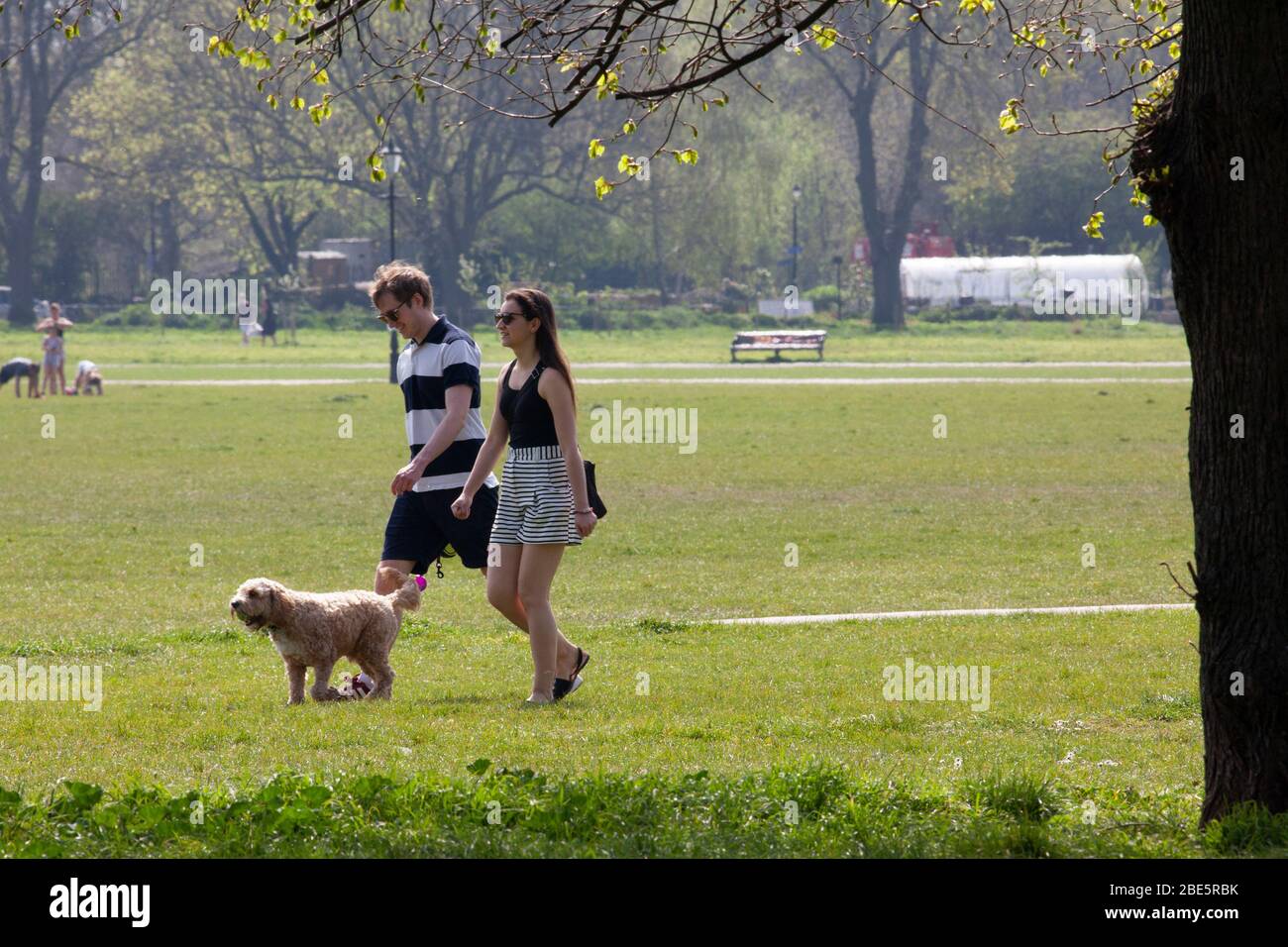 Walkers social distancing hi-res stock photography and images - Alamy