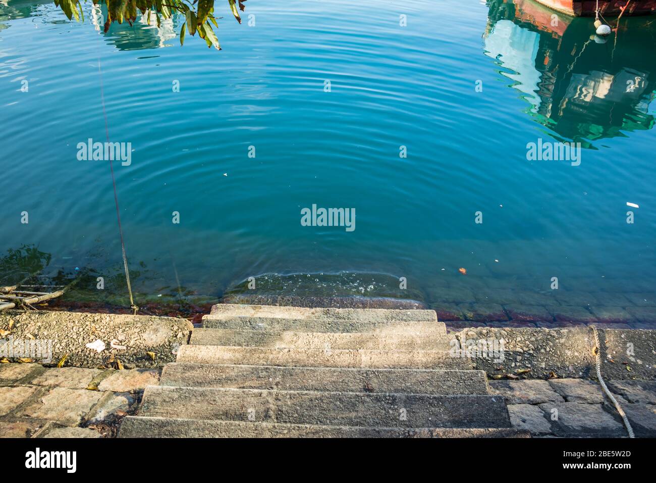 Traditional chinese fishing boat hi-res stock photography and images ...