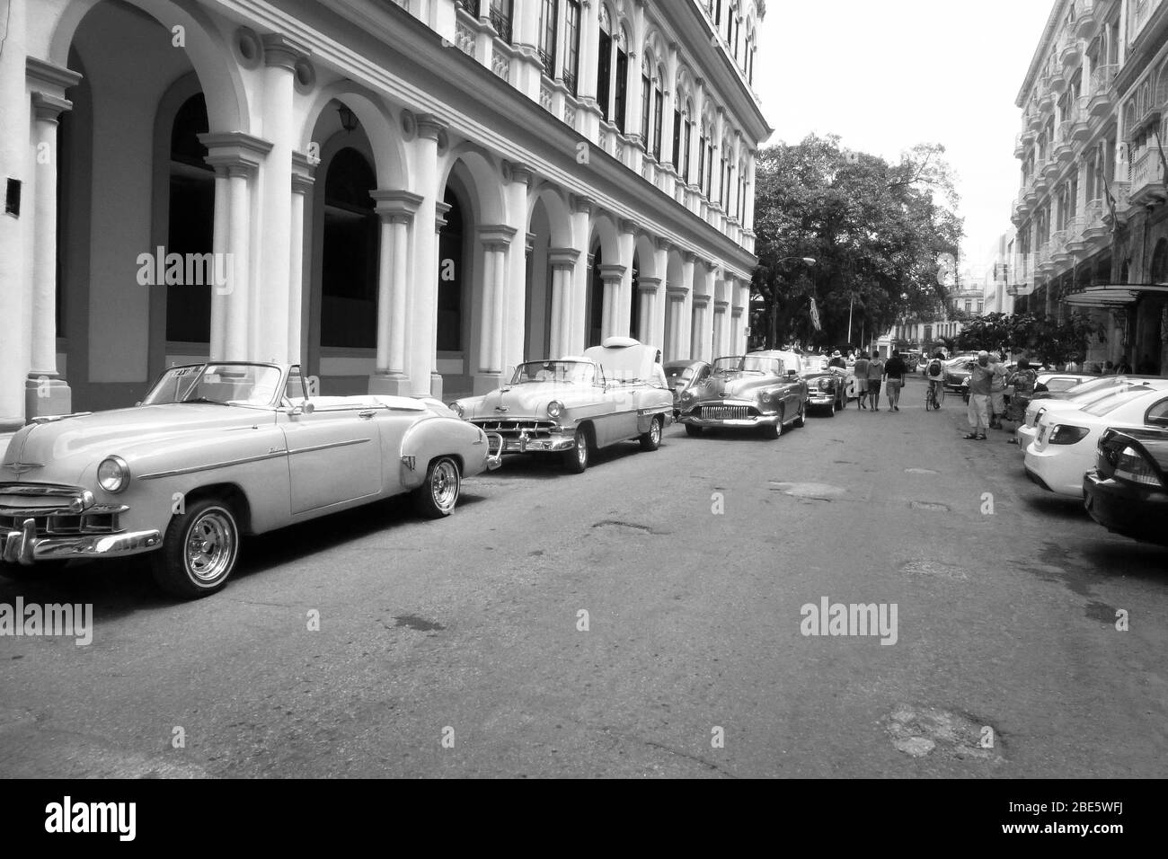 Classic American cars Cuba parked near arches in a street in Havana ...