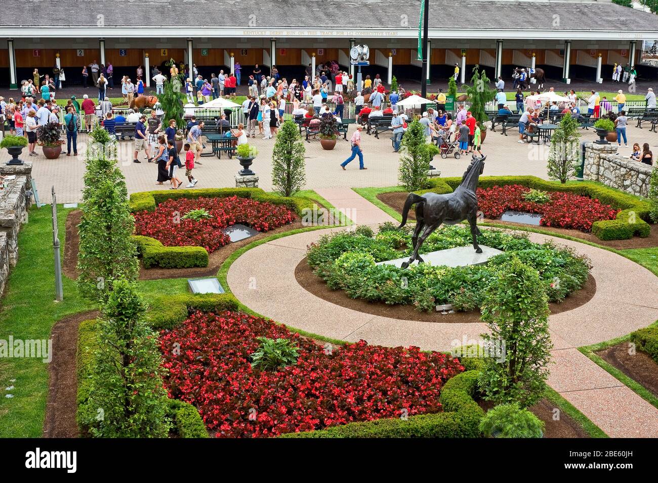 paddock overview, between races, flower beds, horse statue, stalls ...