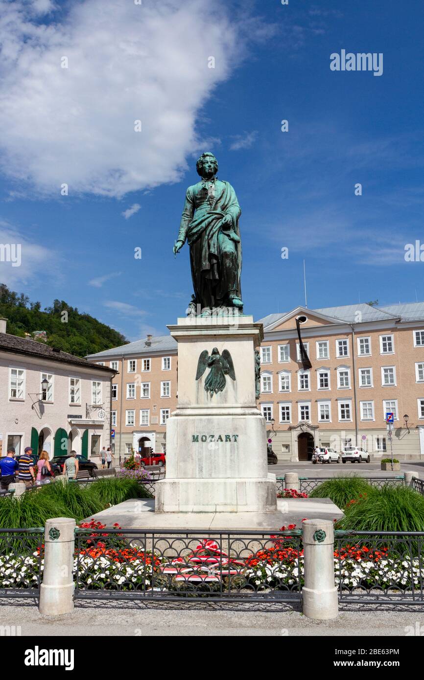 The Mozart Monument in Mozartplatz Square, Salzburg, Austria Stock ...