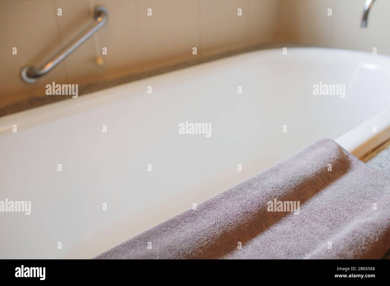 Clean bathroom modern bath , bathtub , bathroom white hygiene clean ...