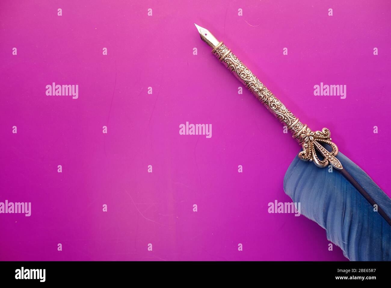 Fountain pen and paper vintage desk hi-res stock photography and images ...