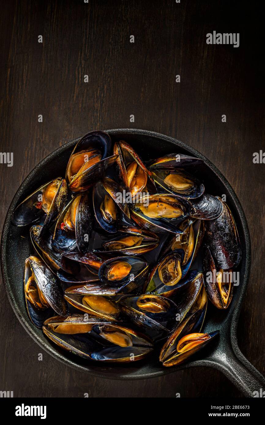 Cooking mussels in black pan hi-res stock photography and images - Alamy