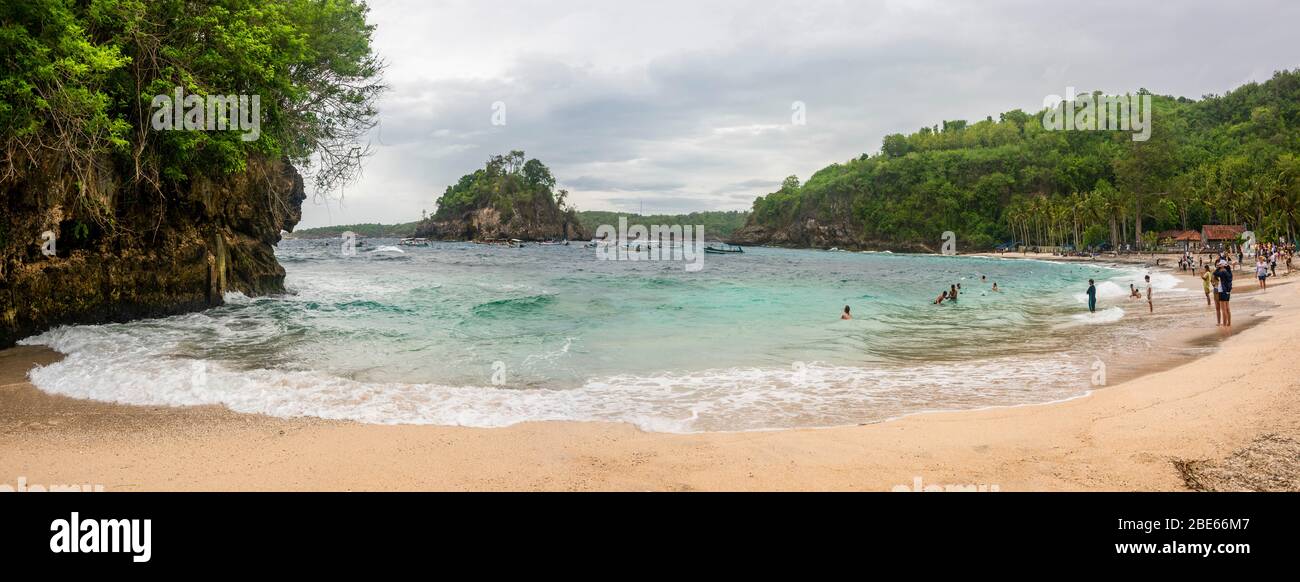 Horizontal panoramic of Crystal Bay Beach on Nusa Penida, Indonesia ...