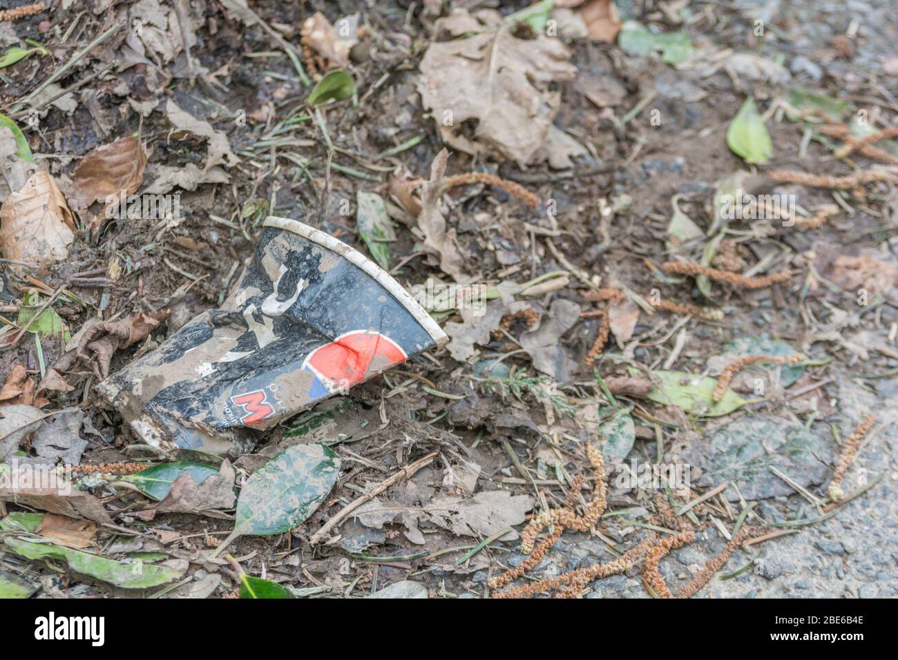 Discarded takeaway coffee container hi-res stock photography and images ...