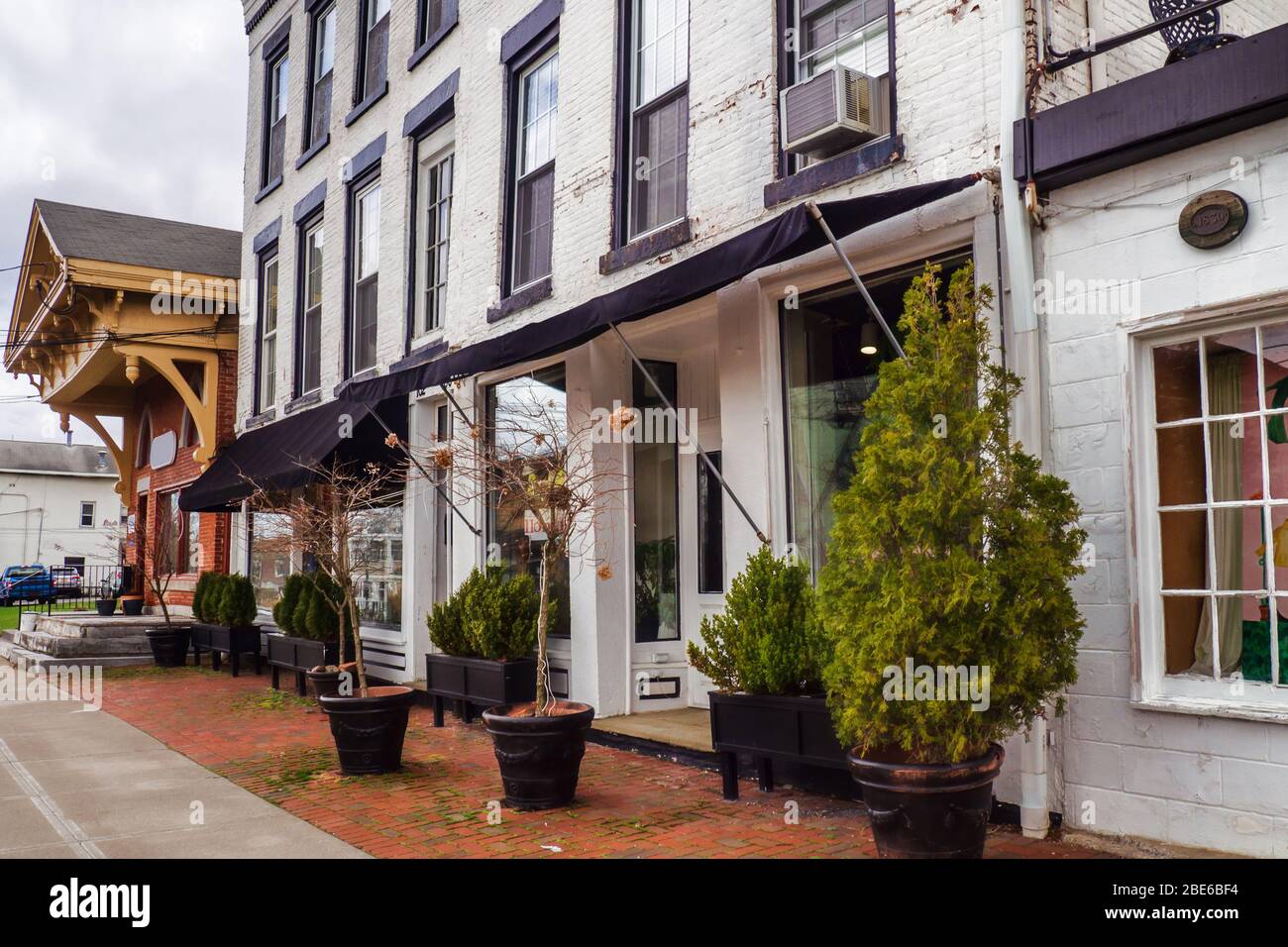 Old fashioned store front america hi-res stock photography and images ...