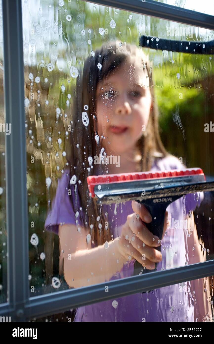 Windows and families hi-res stock photography and images - Alamy