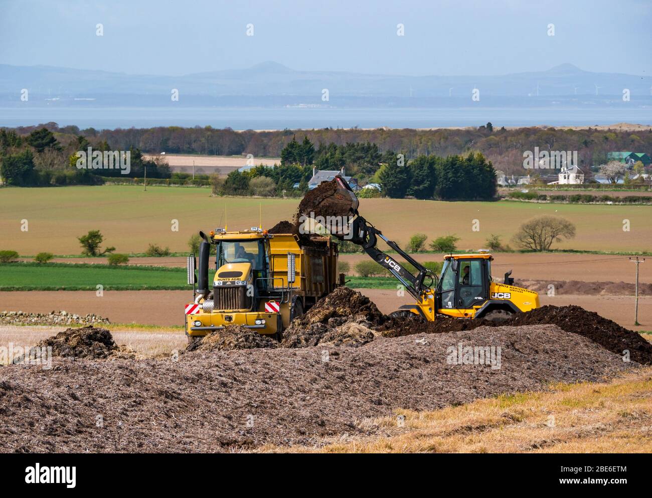 Jcb loading hi-res stock photography and images - Alamy