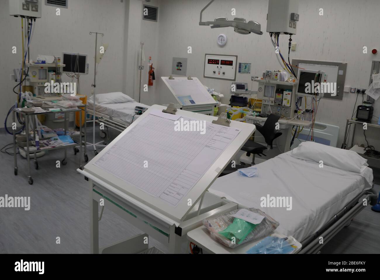 An nhs operating theatre hi-res stock photography and images - Alamy