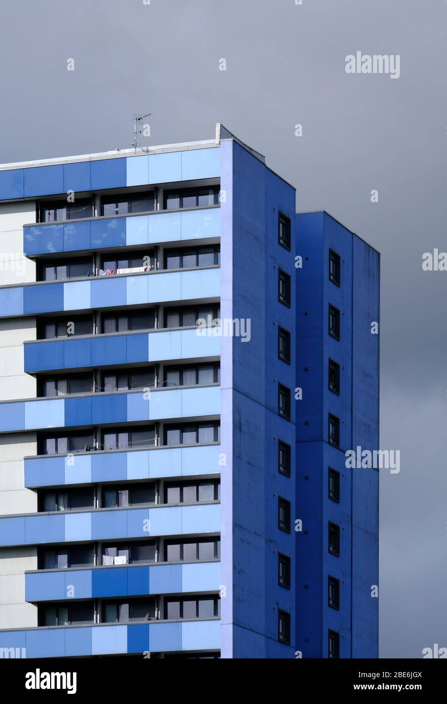 Multi storey block flats hi-res stock photography and images - Alamy