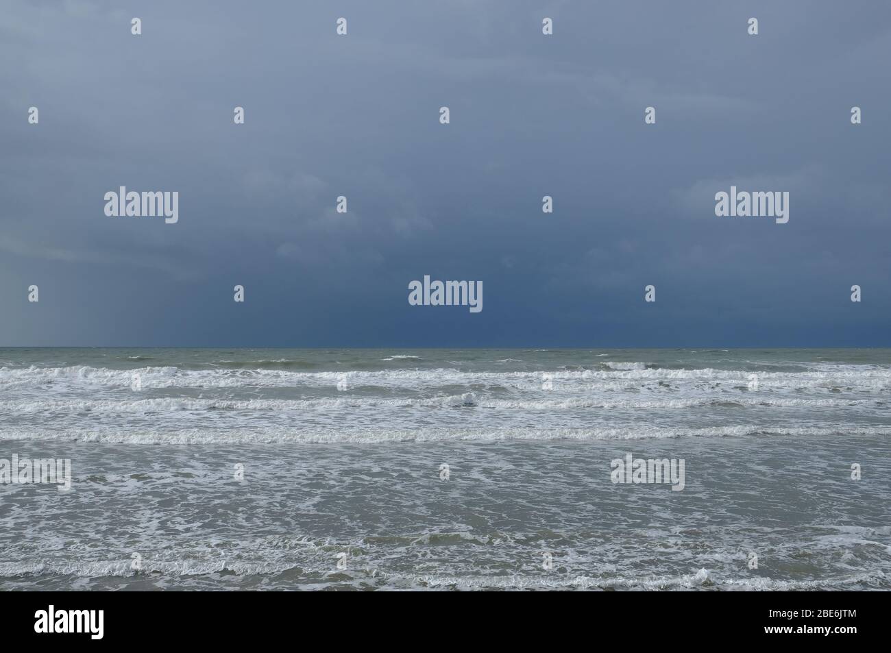 Grey sea and sky hi-res stock photography and images - Alamy