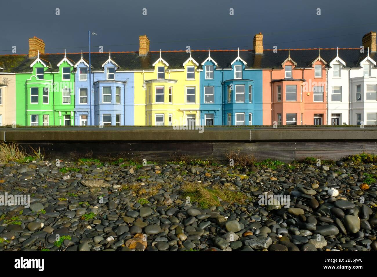 Colourful houses uk sea hi-res stock photography and images - Alamy