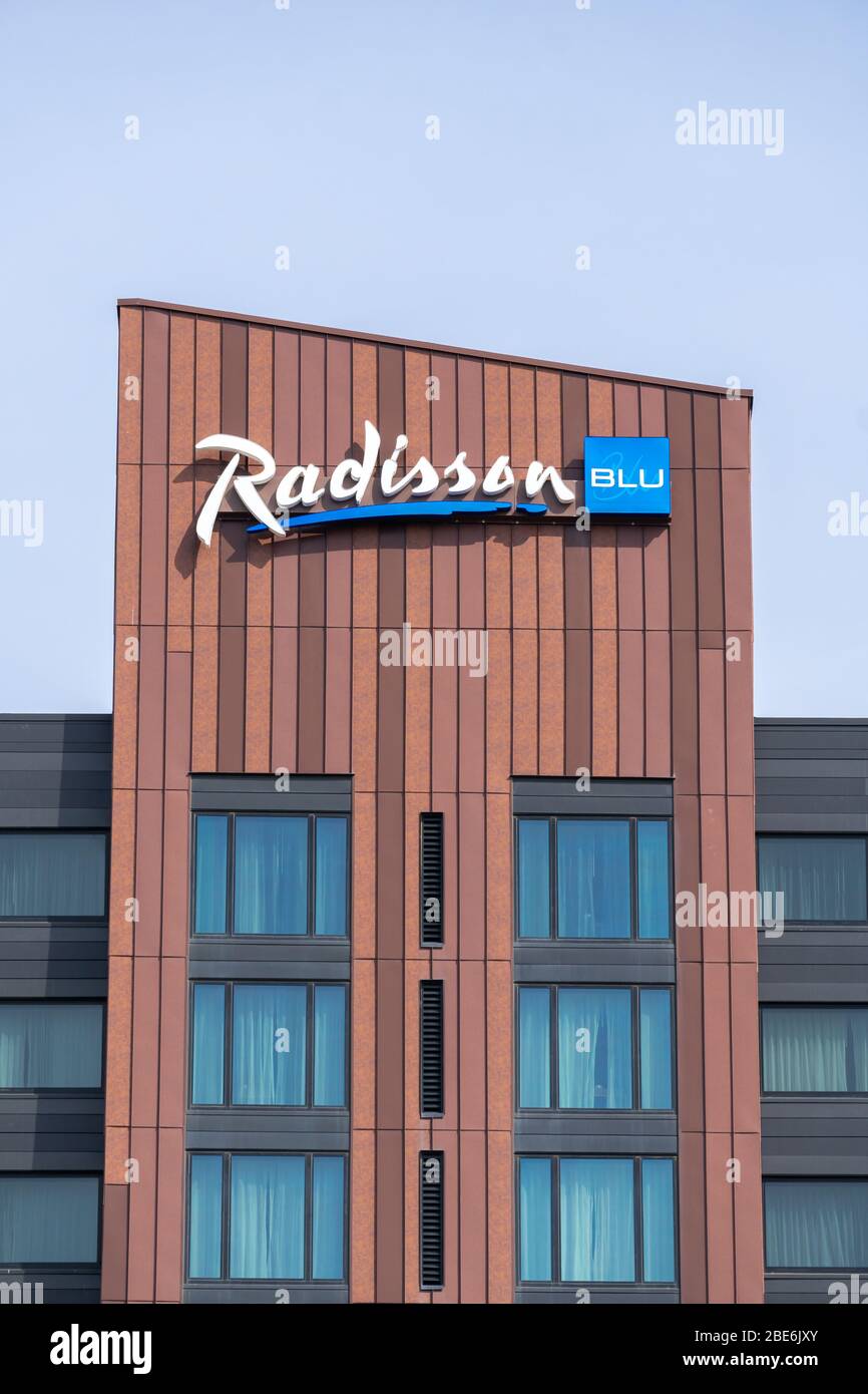 BLOOMINGTON, MN/USA - APRIL 11, 2020: Radisson Blue motel exterior and ...