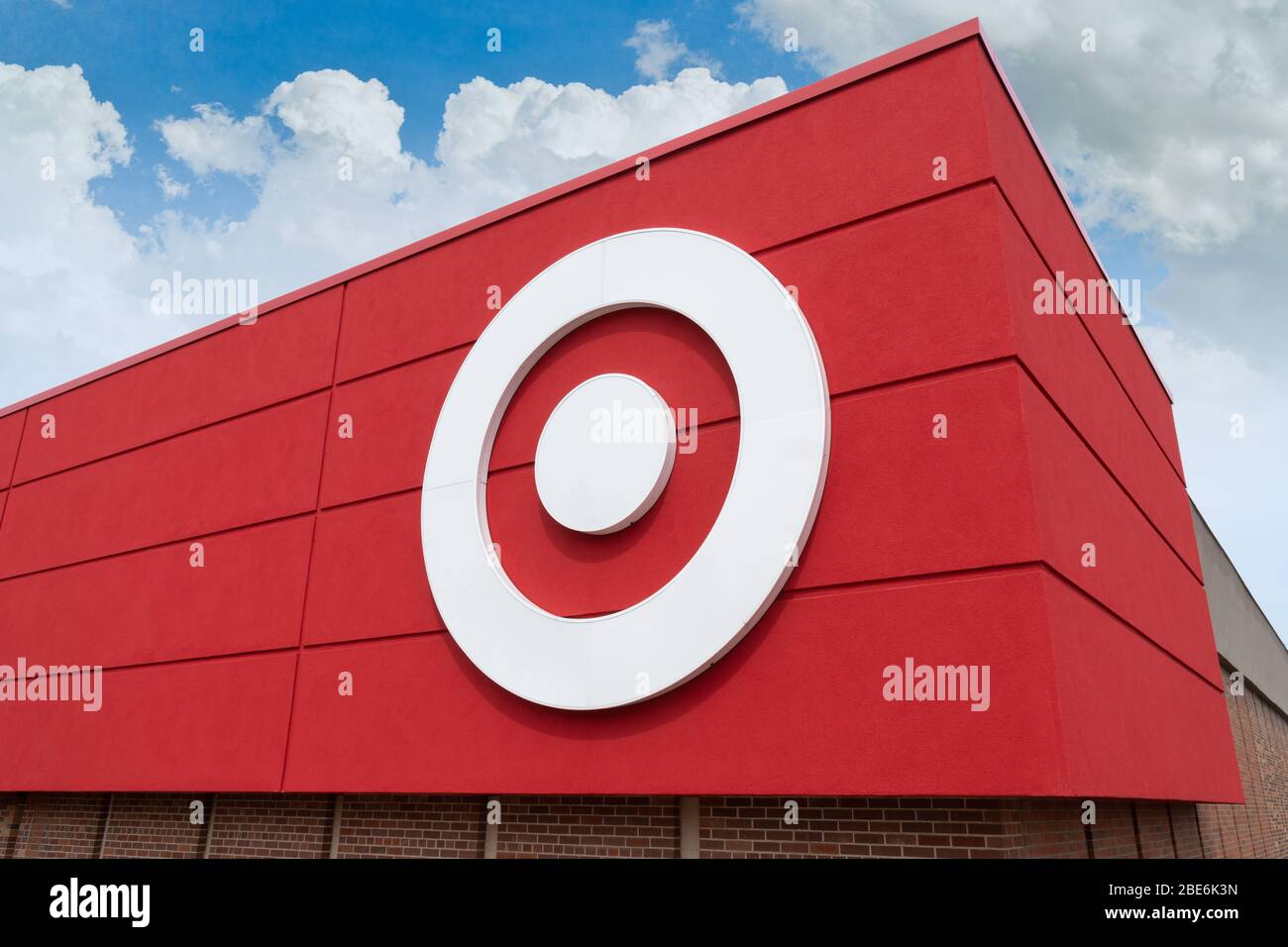 BLOOMINGTON, MN/USA - APRIL 11, 2020: Target retail store exterior and ...