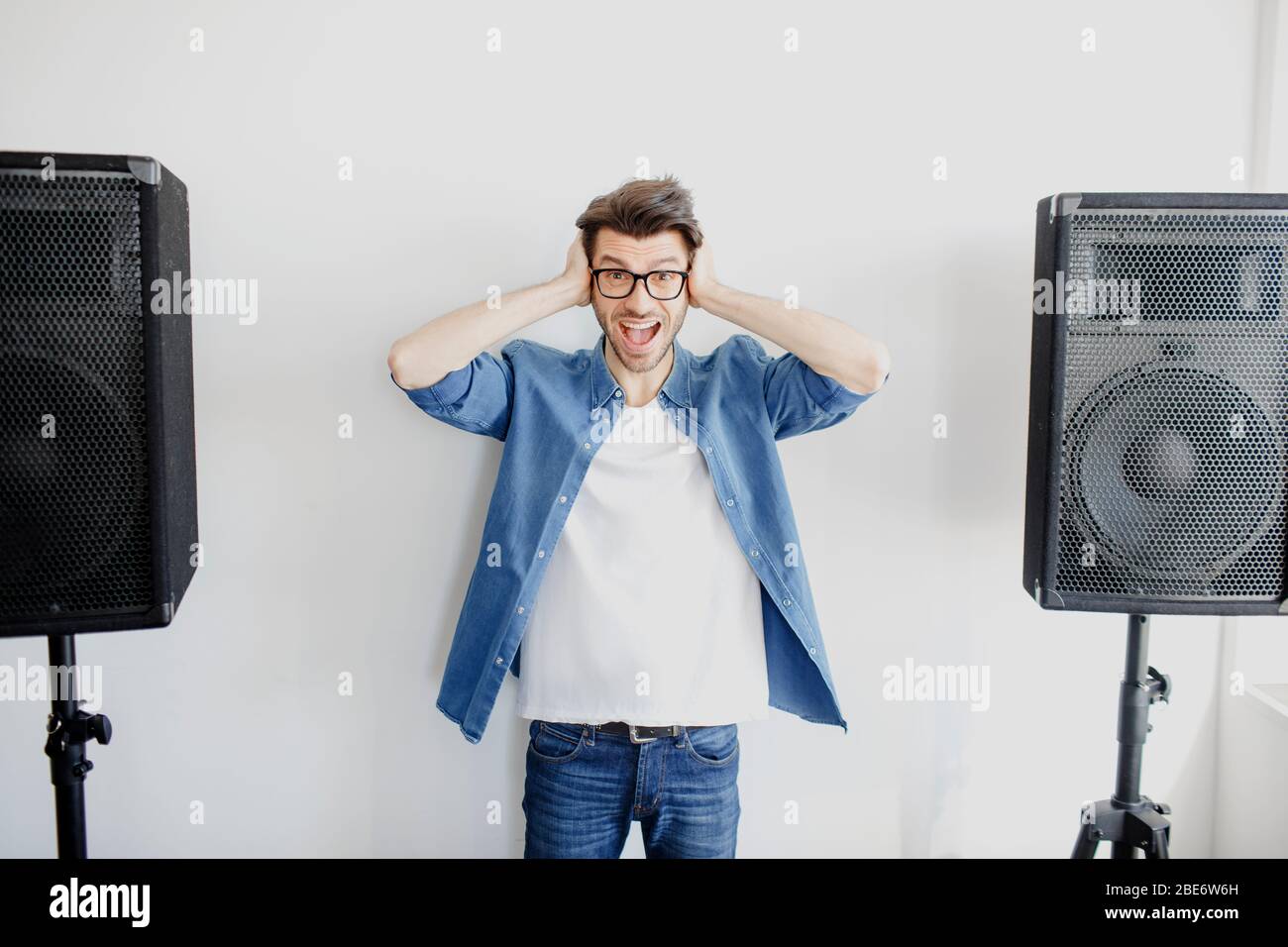 Bad sound recording hi-res stock photography and images - Alamy