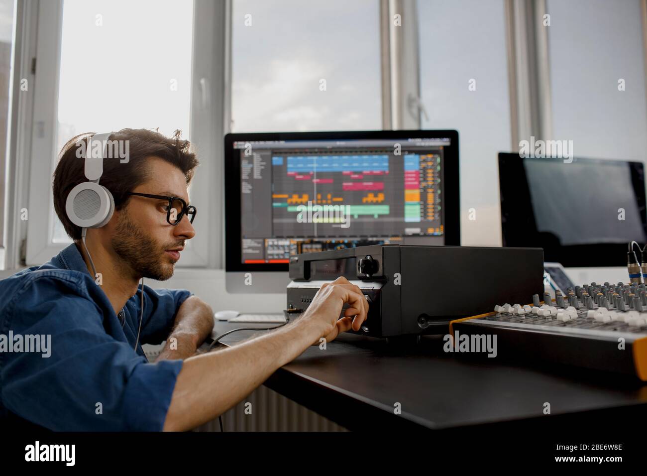 Midi piano hi-res stock photography and images - Alamy