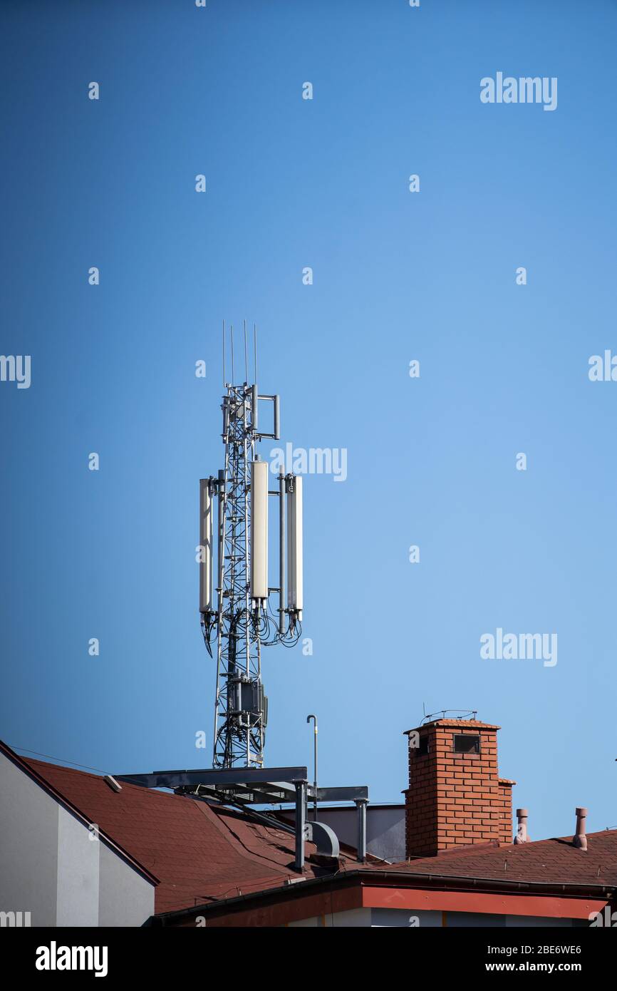 Transmitting and receiving antennas dedicated to the cellular network ...